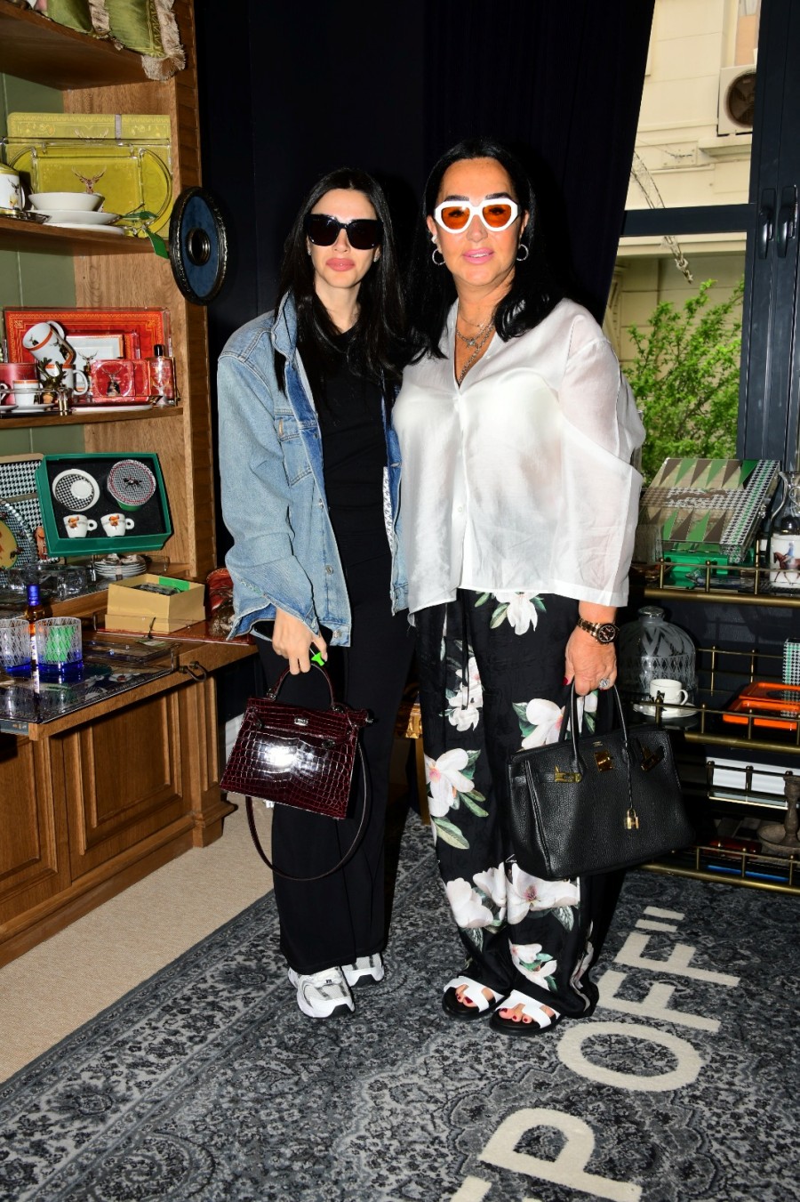 Aslıhan Doğan Turan ve Güler Doğan şıklıklarıyla göz kamaştırdı ...